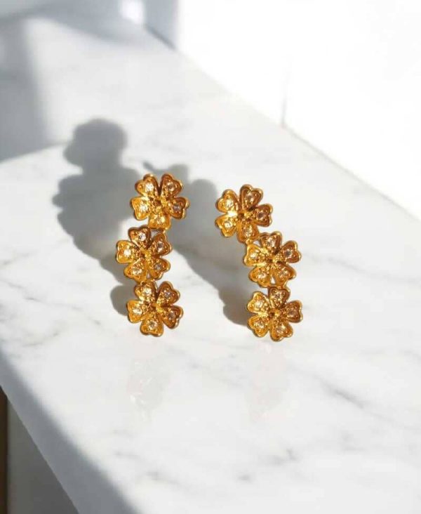 Brinco estilo ear cuff 3 flores folheado à ouro